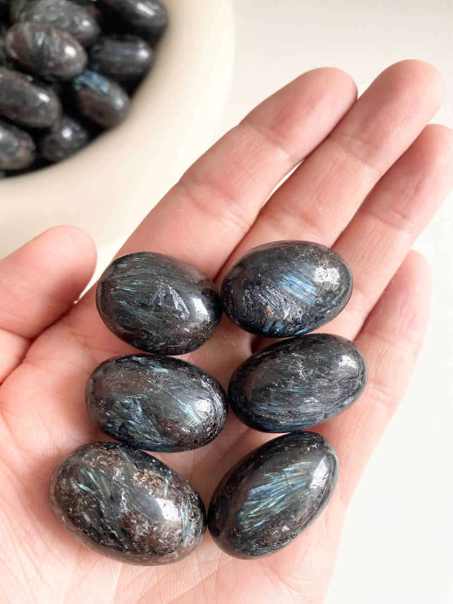 Arfvedsonite Tumbled – GURU CRYSTALS